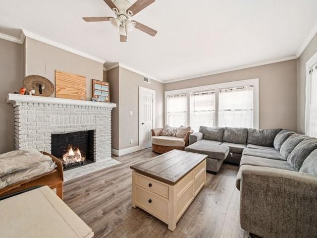 1302 20th St, Huntsville, TX 77340