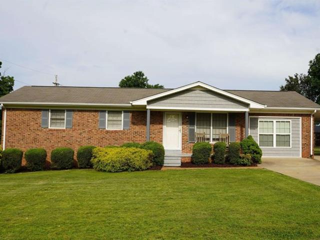 1303 Barnes St, Tuscumbia, AL 35674