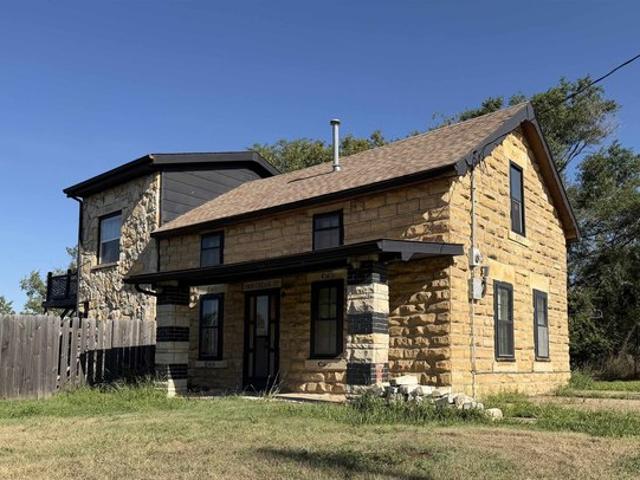 1303 Cedar St, Victoria, KS 67671