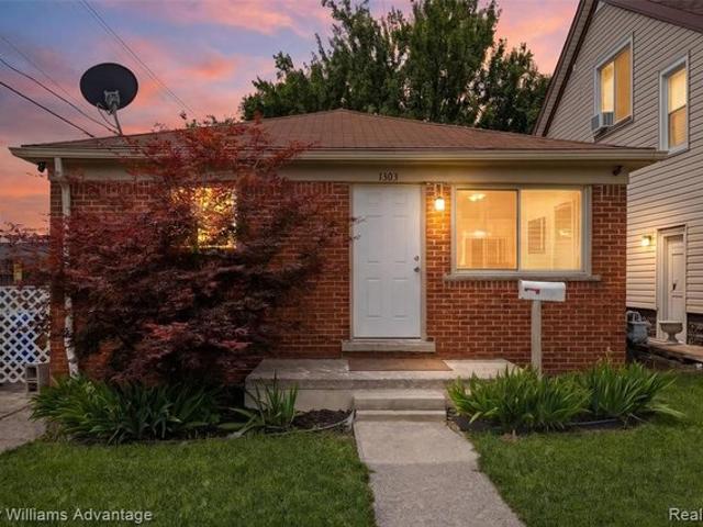 1303 College Ave, Lincoln Park, MI 48146