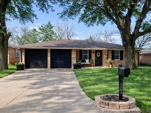 1303 Lafayette Dr, Denison, TX 75020