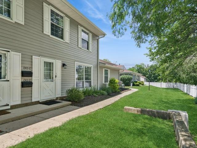 1303 Woodcutter Ln Unit C, Wheaton, IL 60189