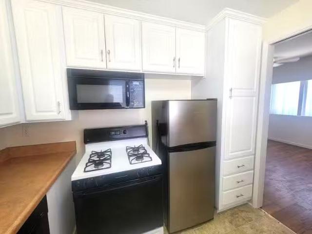 130 1/2 Dolphin Ave, Unit 2 Community Apartment in Seal Beac.