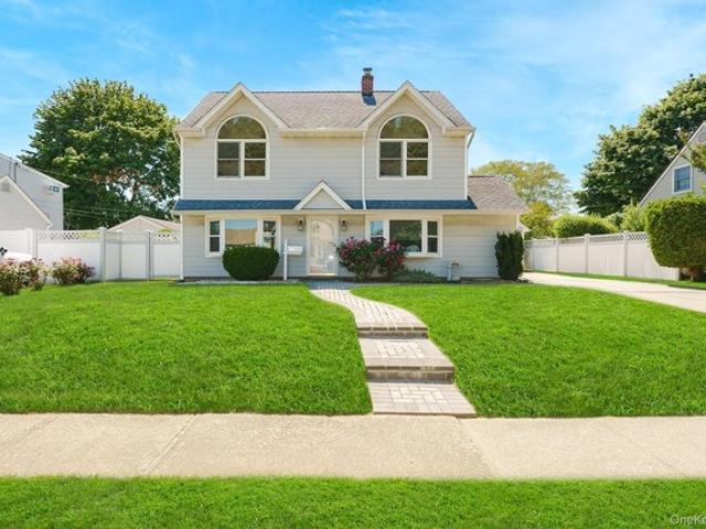 130 Coach Ln, Levittown, NY 11756
