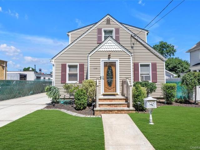 130 Custer Ave, Williston Park, NY 11596