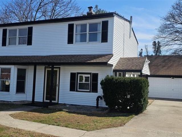 130 Balsam Ln, Levittown, NY 11756
