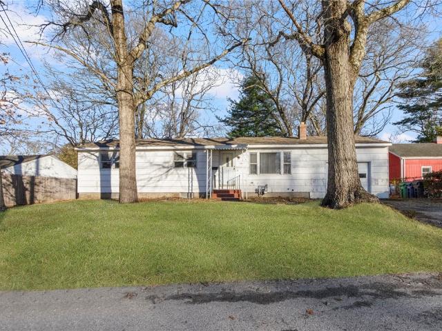 130 Brentwood Ave, Warwick, RI 02886 | MLS #1408 | Compass