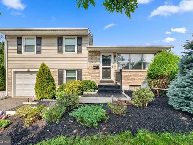 130 Briarwood Dr, Douglassville, PA 19518