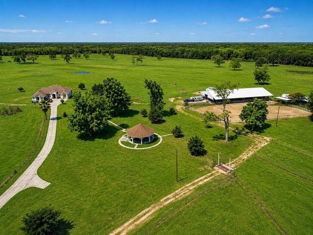 130 Duncan Ln, Liberty, TX 77575