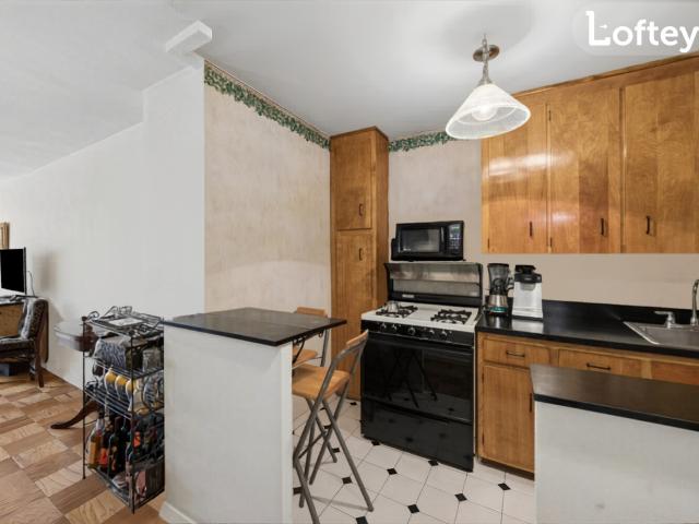 130 E 18TH Street 11K