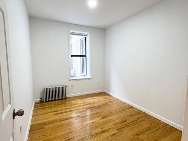 130 Fort Washington Ave, Room in front of Columbia