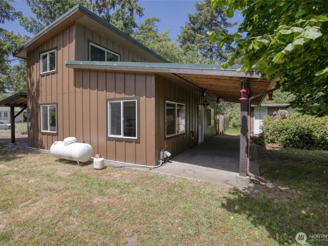130 Octopus Avenue NE