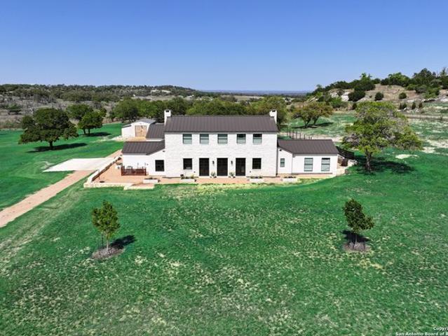 130 Overlook Dr, Fredericksburg, TX 78624