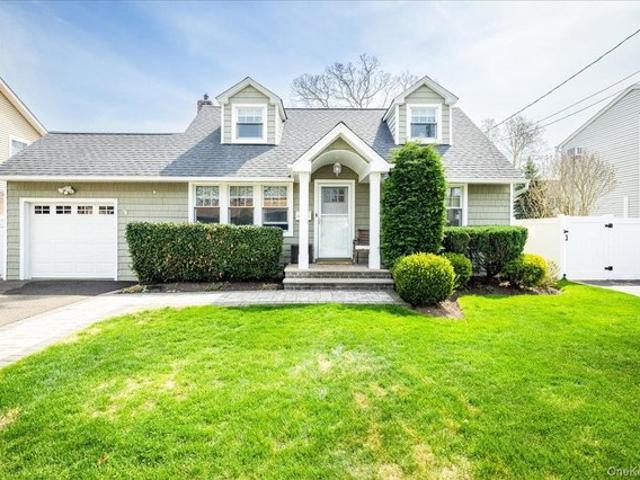 130 N Kings Ave, Massapequa, NY 11758