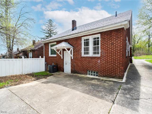 130 Roslyn Drive