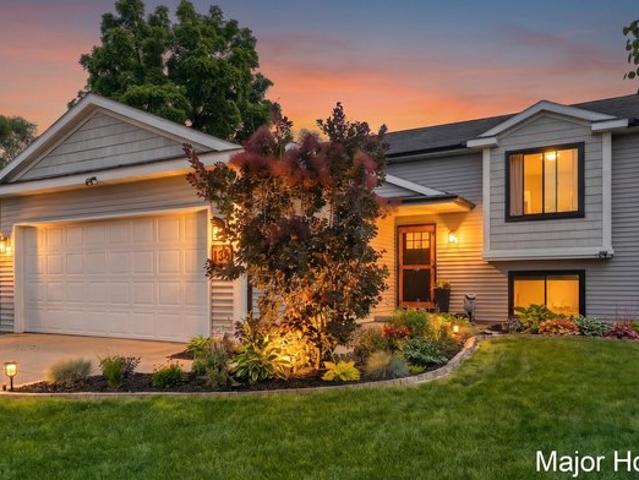 130 Regent St SE, Kentwood, MI 49548