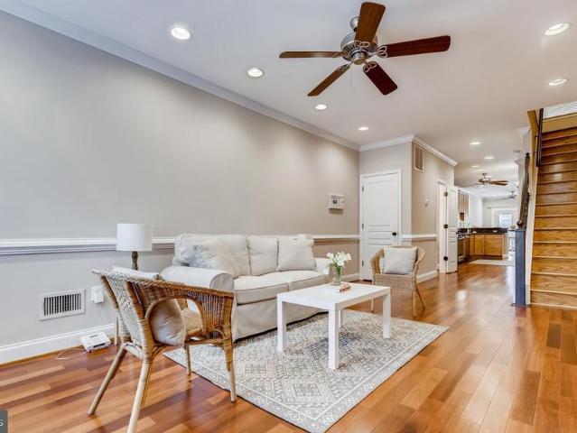 130 W Ostend Street