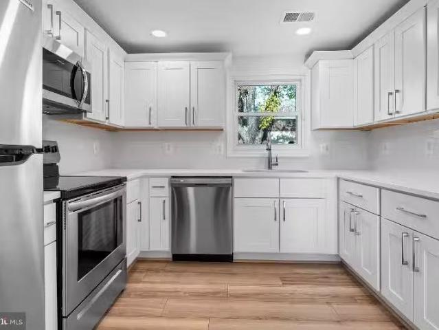 1314 Hallock Drive RENT ENTIRE HOUSE OR A ROOM _Available sta.