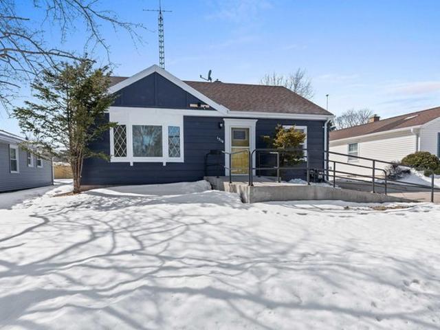 1316 N 8th St, Manitowoc, WI 54220