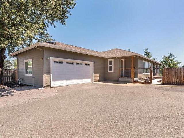 1316 New York Dr, Santa Rosa, CA 95401