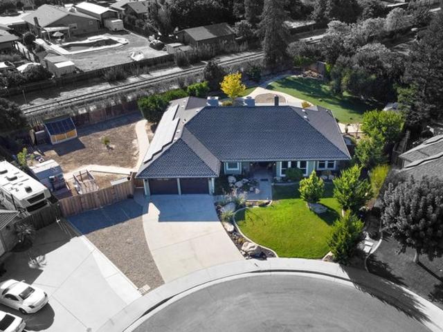 1316 E Paradise Ct, Visalia, CA 93292