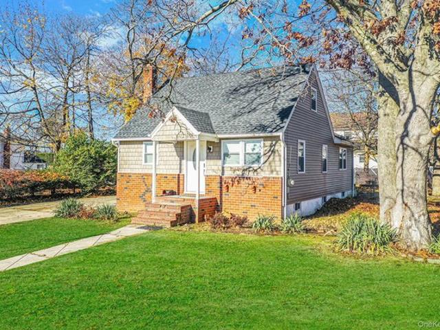 1316 6th St, West Babylon, NY 11704