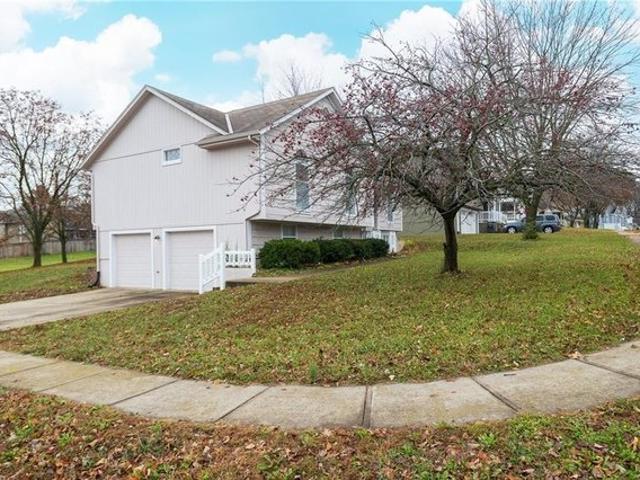 1317 NE Foxwood Dr, Lee's Summit, MO 64086