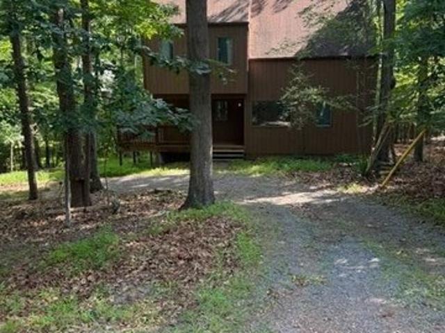 1317 Lakeview Dr, Cross Junction, VA 22625
