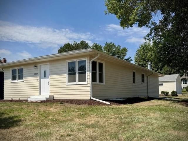 1317 Pearl St, Yankton, SD 57078