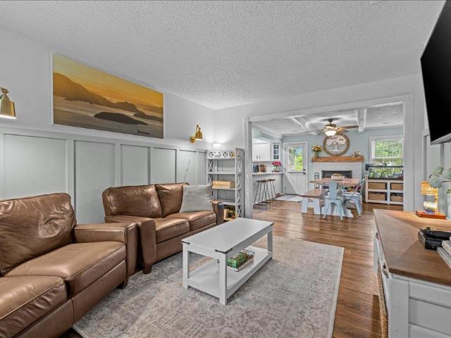 1317 Riverside DR