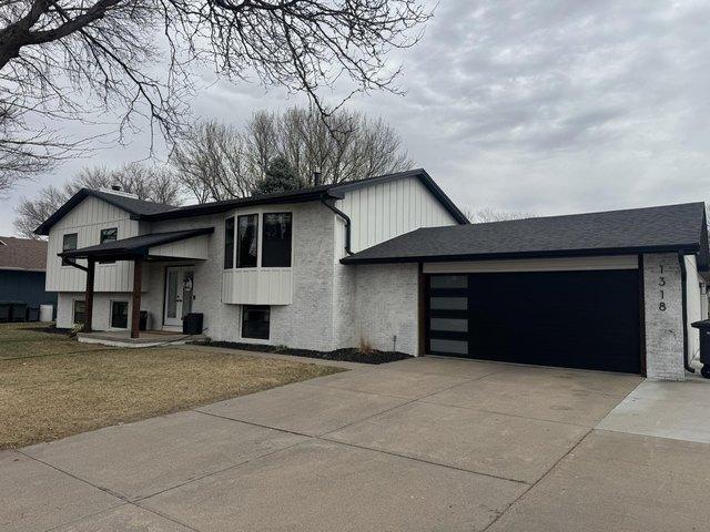 1318 Regency Dr, Hastings, NE 68901