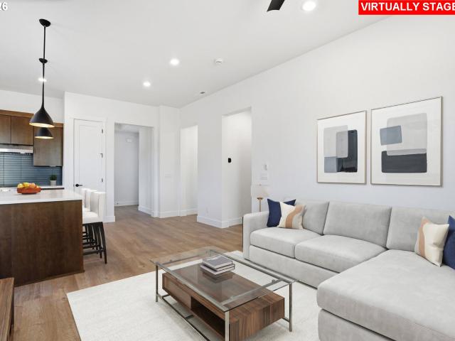 1319 E Luna ST