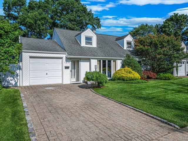 1319 Harry Ln, Merrick, NY 11566