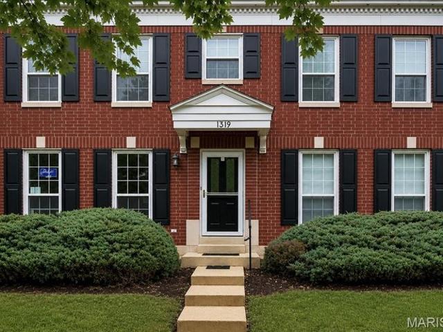 1319 Parkview Estates Dr, Ellisville, MO 63021