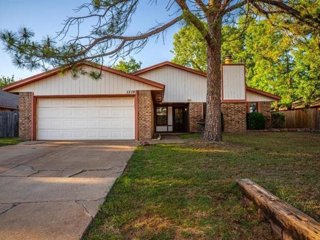 1319 W Aries Rd, Edmond, OK 73003