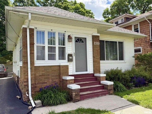 1319 Willard St, Galesburg, IL 61401