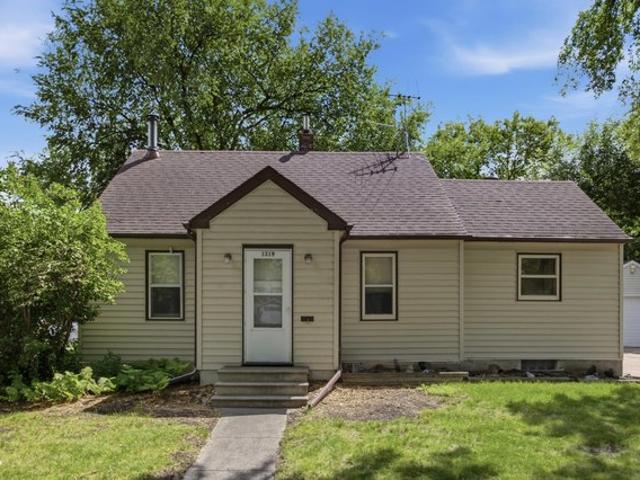 1319 12th St N, Fargo, ND 58102