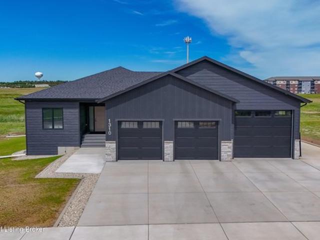 1310 44th Ave W, Dickinson, ND 58601