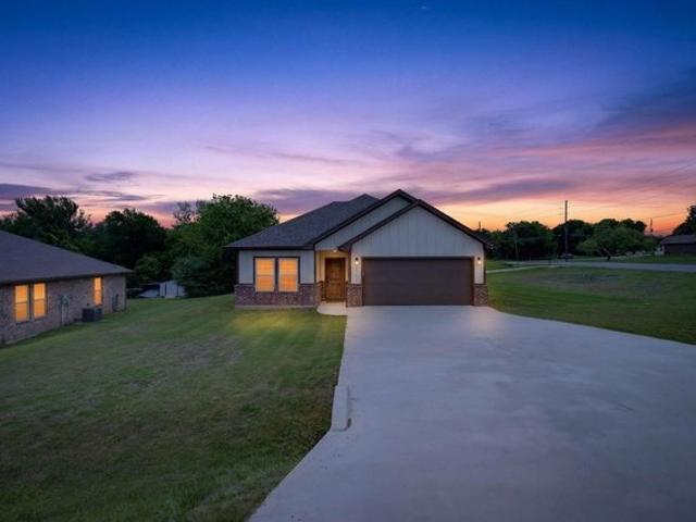 1311 E Apache Trl, Granbury, TX 76048