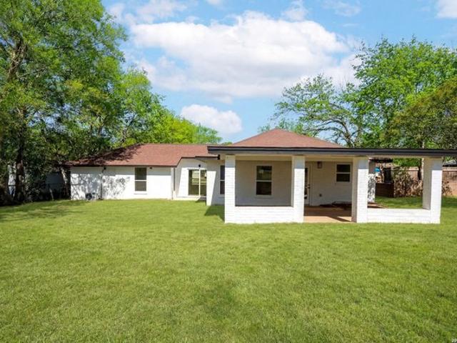 1312 C St, Floresville, TX 78114