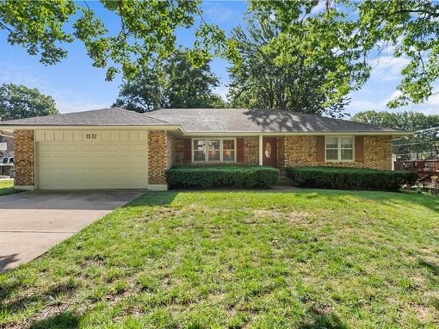 1312 SW Sunrise Dr, Blue Springs, MO 64015