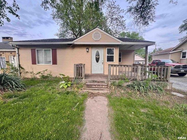 1312 S 10th St, Pekin, IL 61554