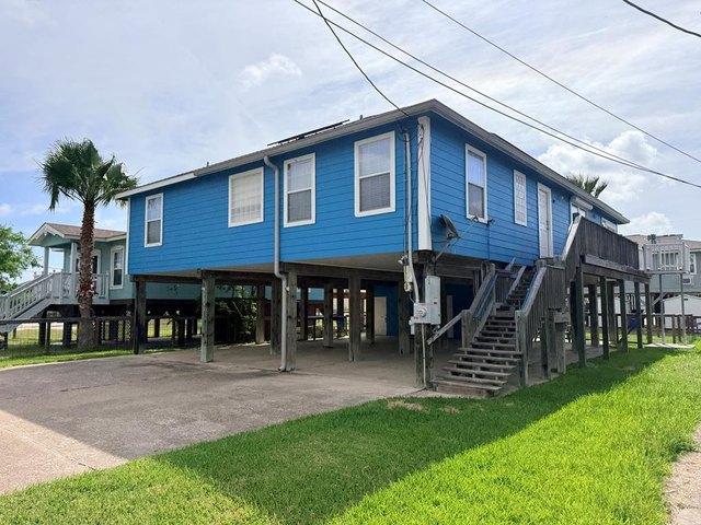 1312 S Live Oak St, Rockport, TX 78382