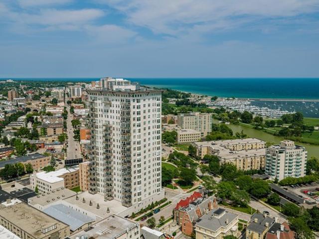 1313 N Franklin Pl Apt 803, Milwaukee, WI 53202