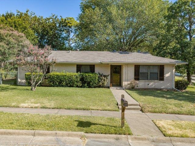1313 Crestridge St, Ennis, TX 75119