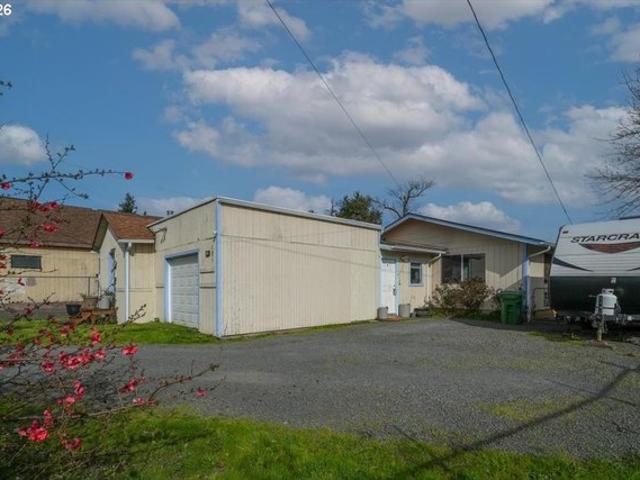 131 N 10th St, Cottage Grove, OR 97424