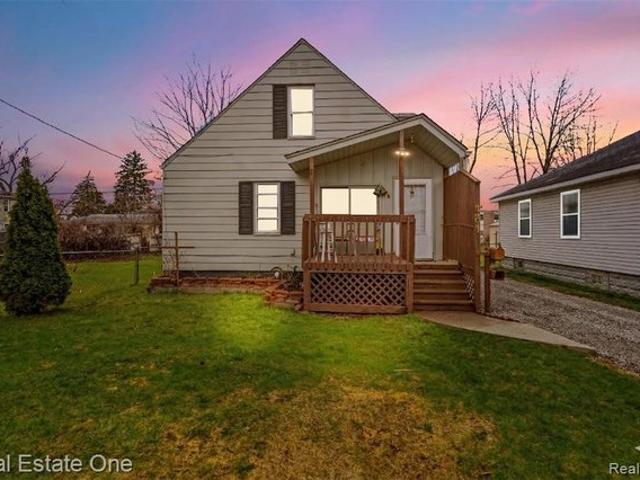 131 N Josephine Ave, Waterford Township, MI 48328