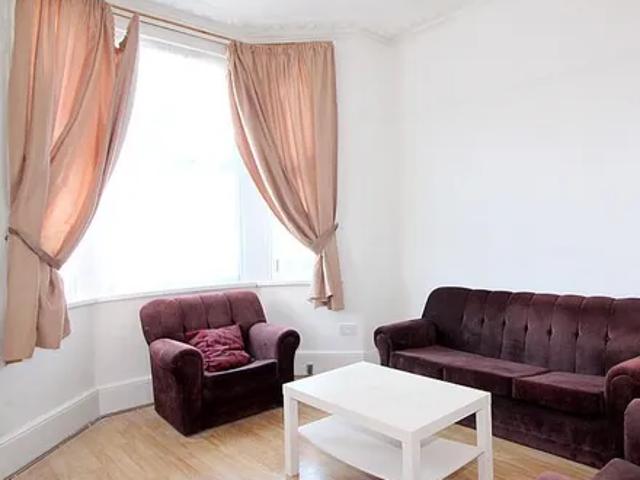 131 Shakespeare Crescent, London, E12 6LW, United Kingdom | 4 bed townhouse for rent #138510745 | Rentberry
