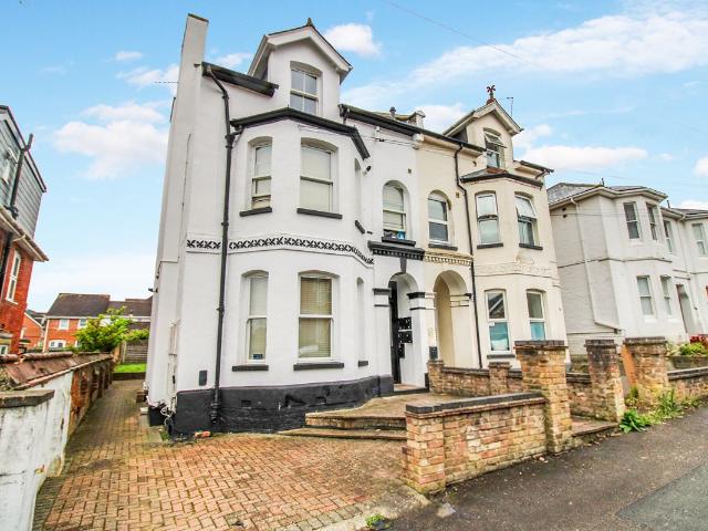 131 St. Michaels Road, Aldershot, Aldershot, Hampshire GU12, 1 bed flat to rent, £1,100 pcm | PrimeLocation