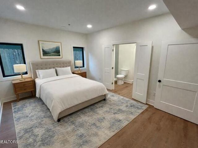 131 W Anderson Ave 102